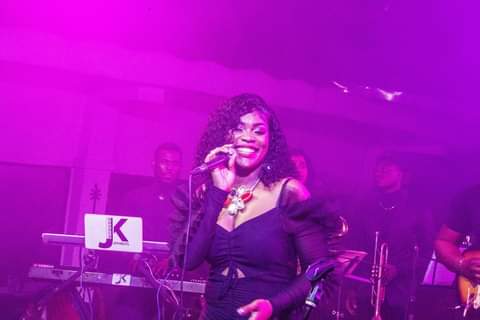 Rutshelle reprend la scène