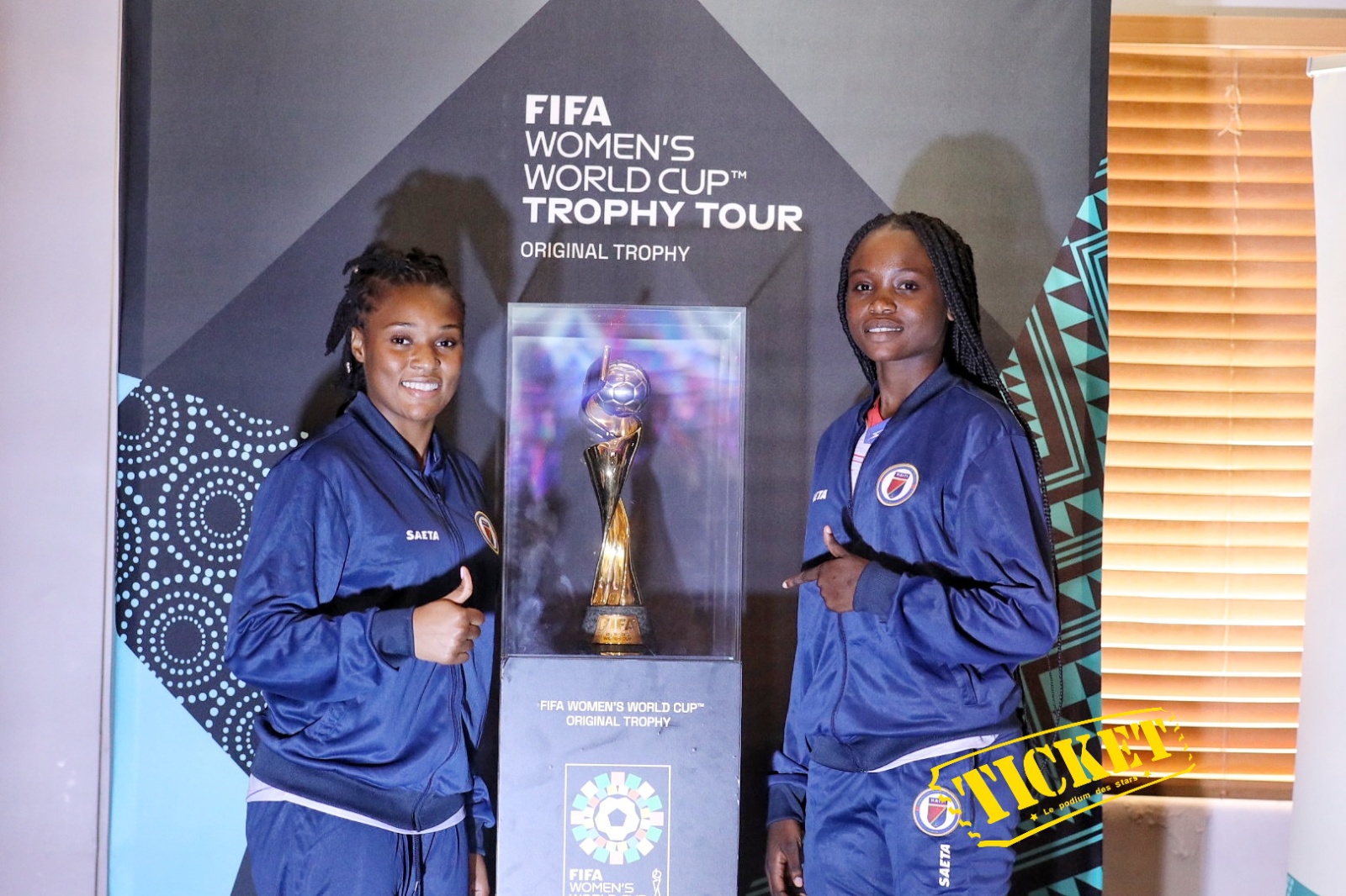 Passage rapide en Haïti du trophée de la Coupe du monde de football féminin
