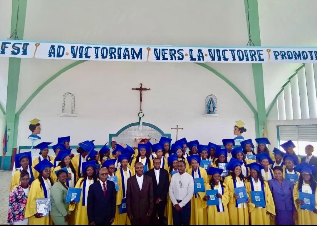 De nouvelles diplômées en sciences infirmières à l’UNDH-UDERS des Cayes