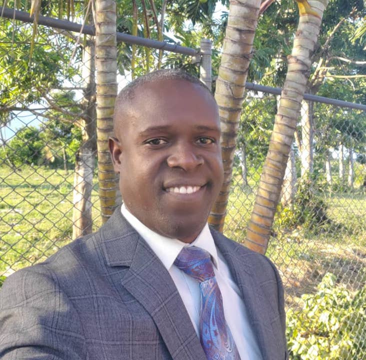 Jean Andy Jean-Baptiste honoré aux Cayes pour son engagement à l ...