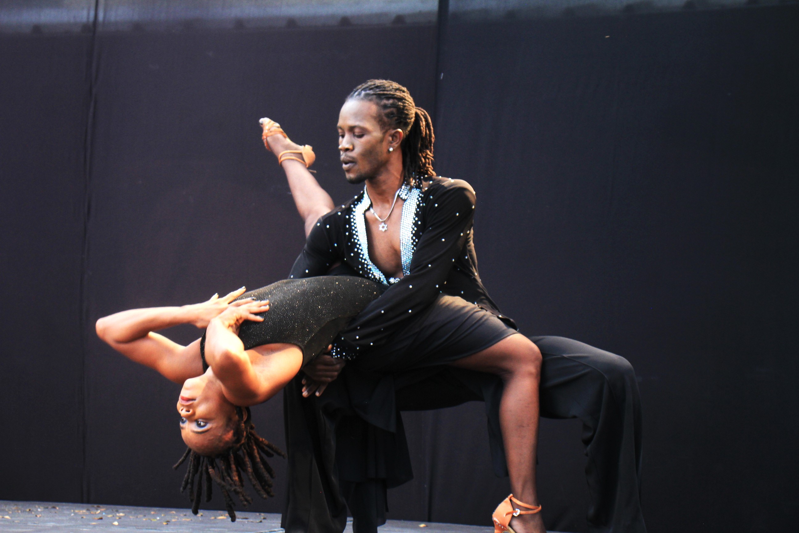 Fusion : un spectacle de feu de Equality Dance sur la scène de l ...
