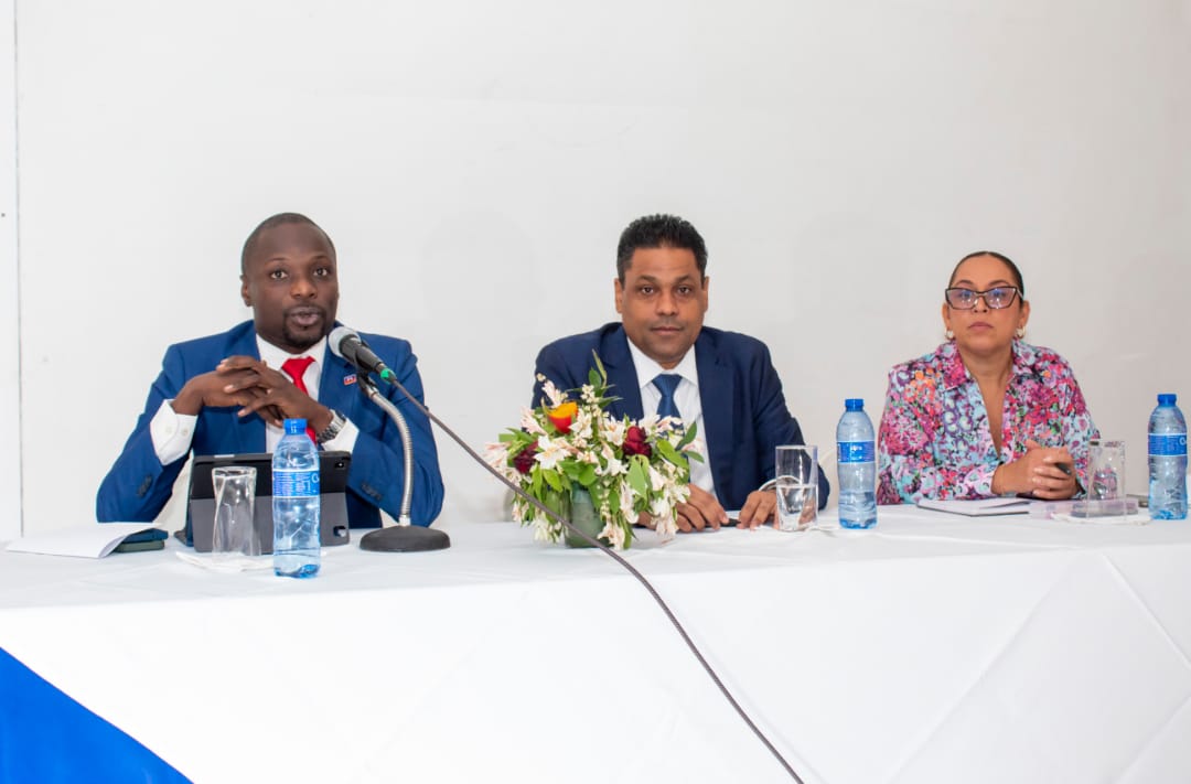 Le ministre du Commerce James Monazard rencontre lesecteur privé autour ...